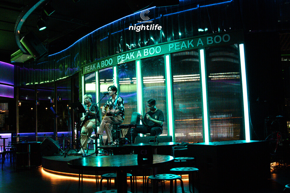 Peak-A-Boo Bar Ratchayothin
