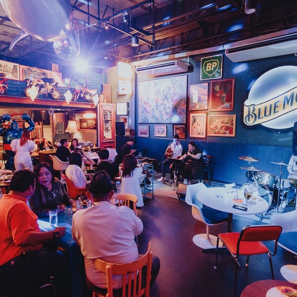 Bluemoon “Live Music Bar & Restaurant”